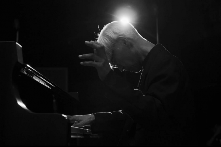 Ryuichi Sakamoto Tayangkan Konser Terakhirnya “Ryuichi Sakamoto: Playing the Piano 2022 ...